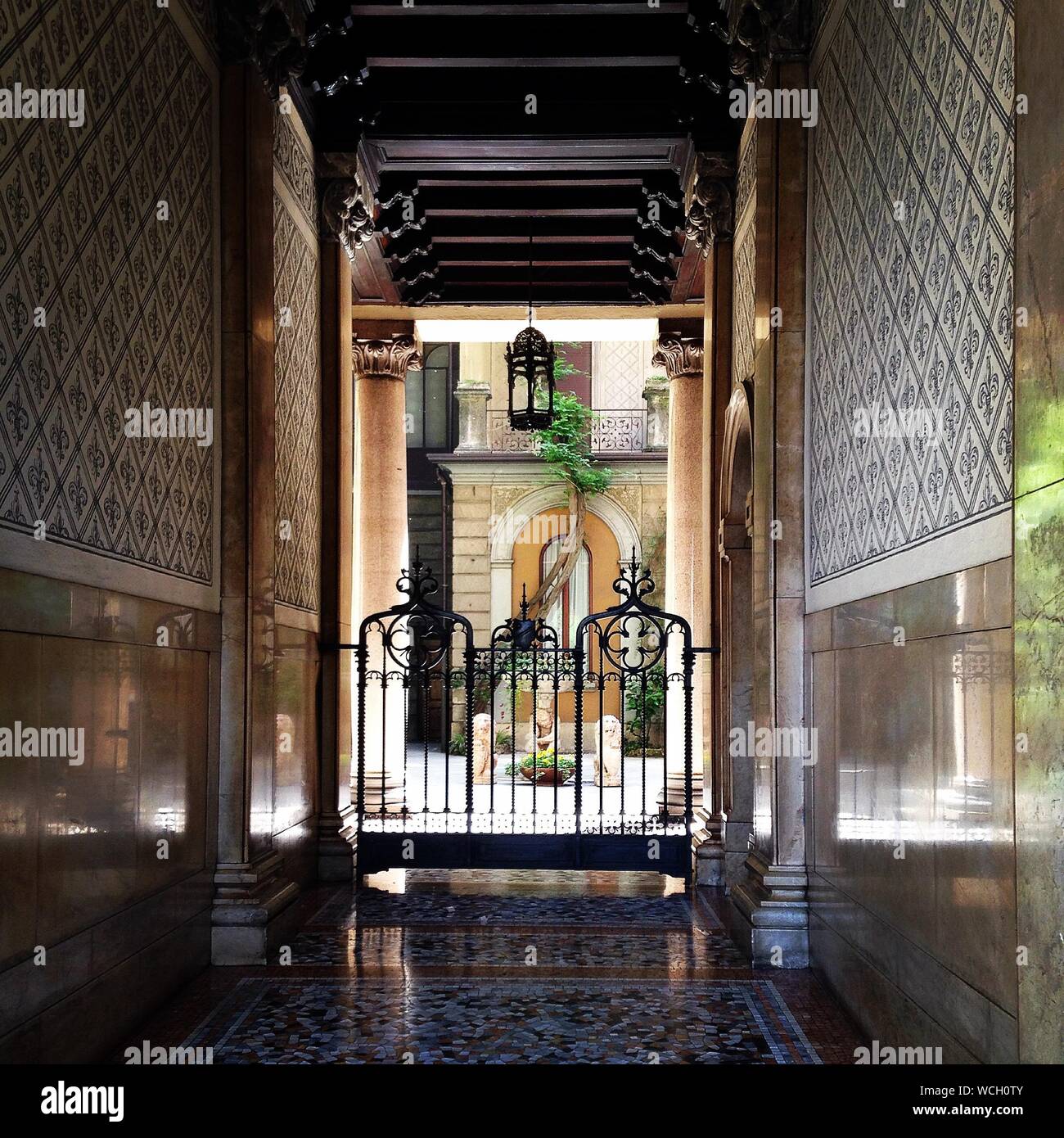 Building grate hi-res stock photography and images - Alamy