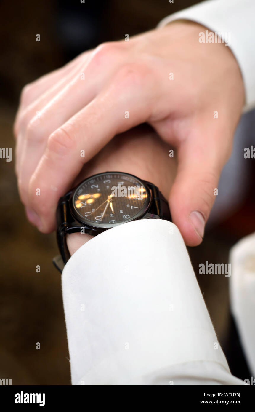 Man watching clock hi-res stock photography and images - Alamy