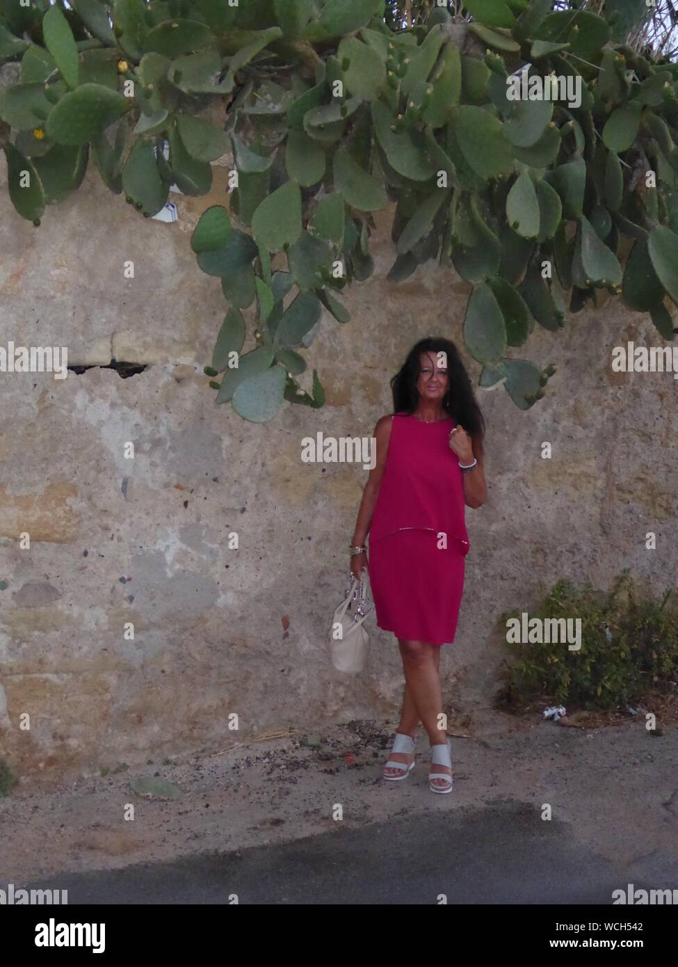 Woman crossed legs standing hi-res stock photography and images - Alamy