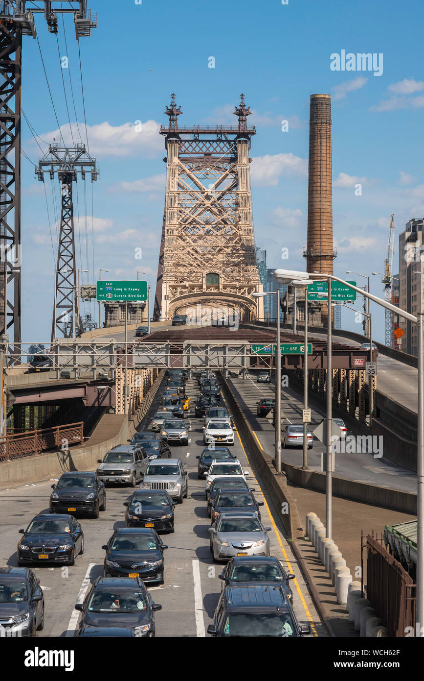 Queensboro Bridge, view in summer of traffic on the Manhattan side of ...