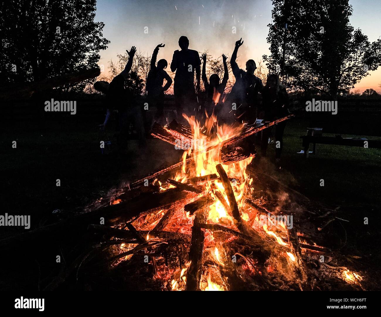 People are standing front campfire hi-res stock photography and images ...