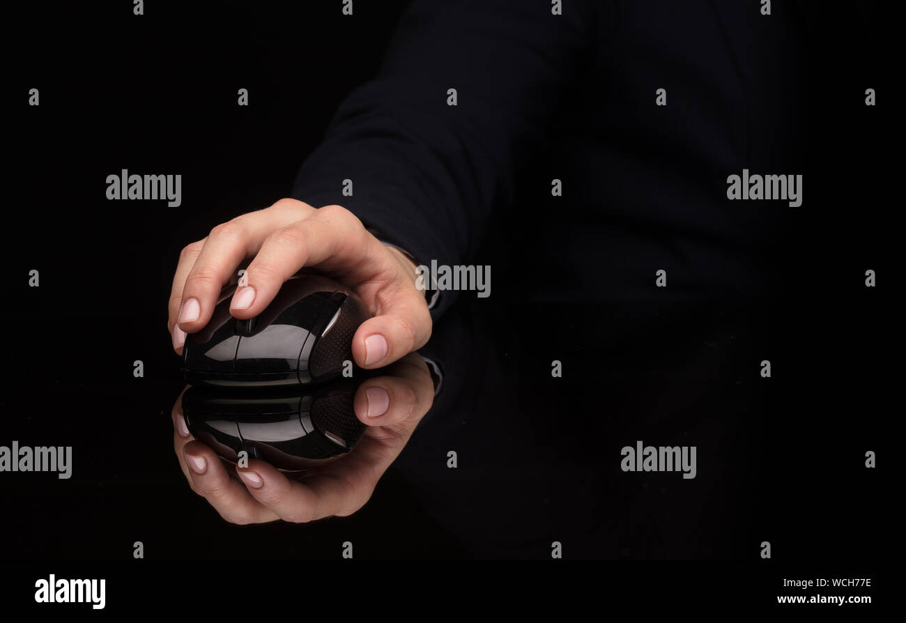 Hand using wireless mouse in a dark environment Stock Photo - Alamy