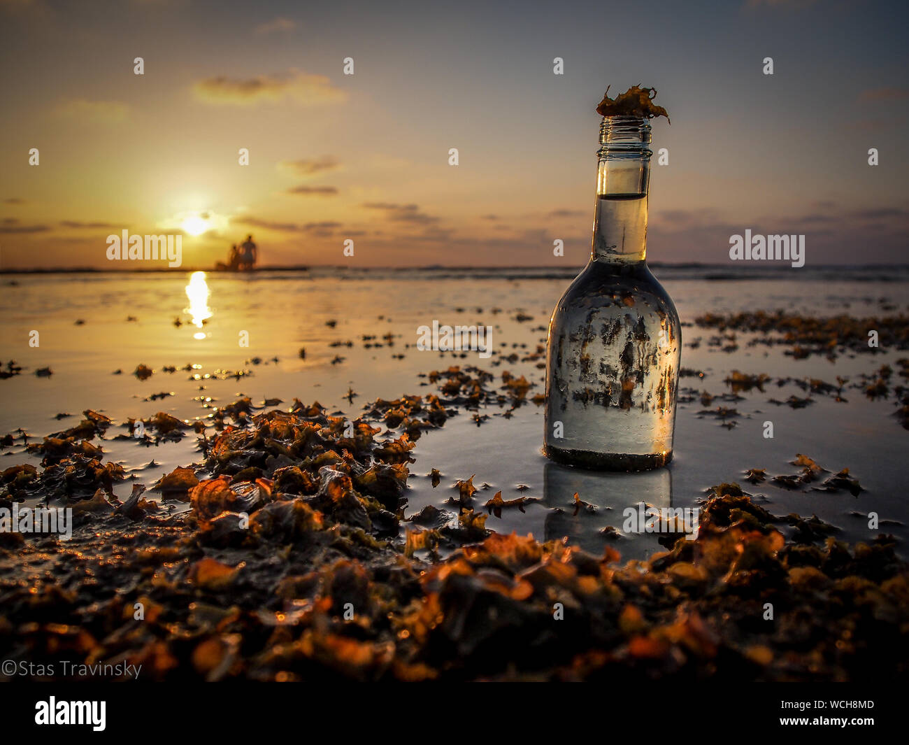 Beach scene in bottle hi-res stock photography and images - Alamy