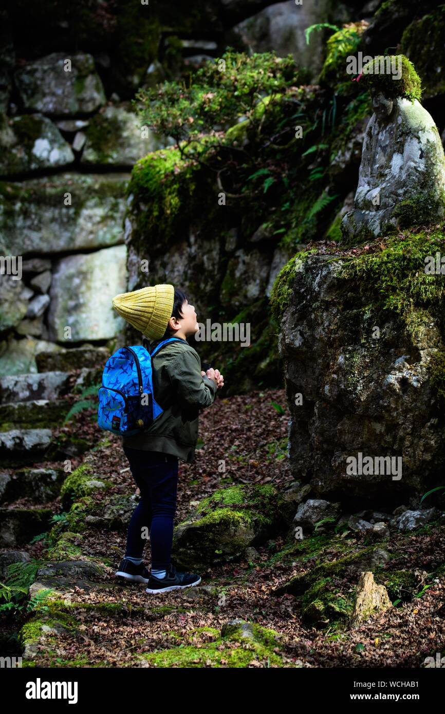 Praying buddha statue hi-res stock photography and images - Alamy
