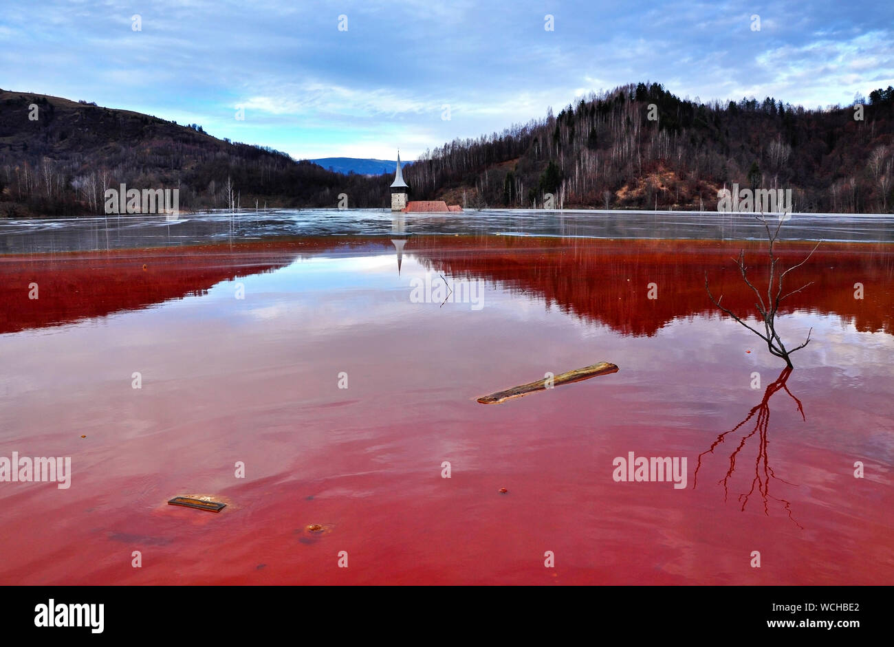 Red lake hi-res stock photography and images - Alamy