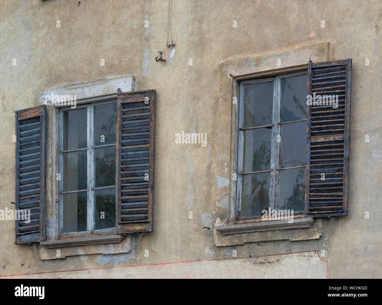 Facade abandoned ruined grunge hi-res stock photography and images - Alamy