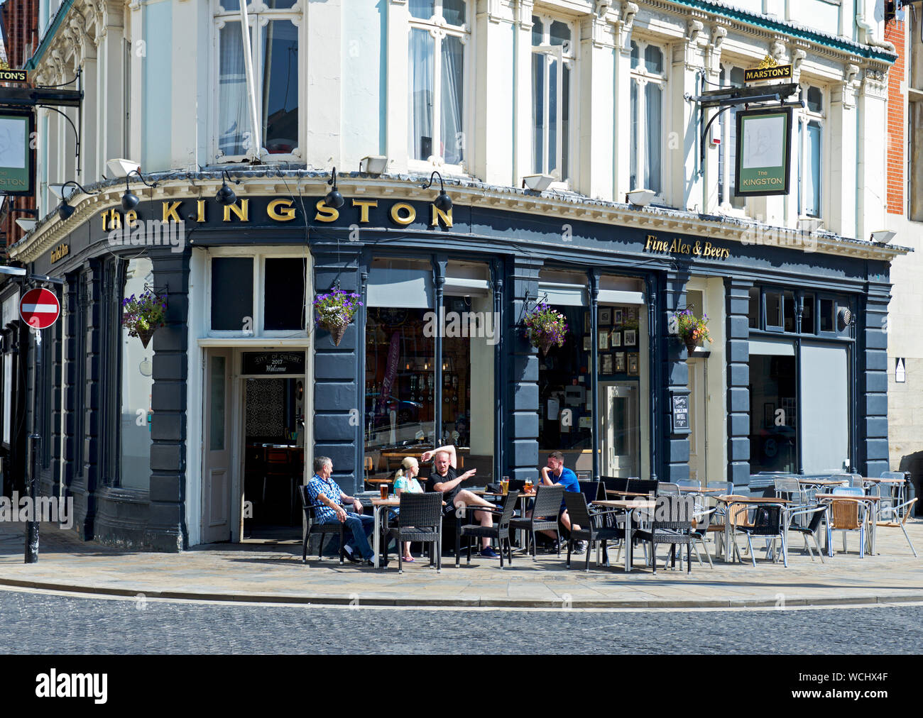 Al fresco drinking outside the Kingston pub in Trinity Square, Hull ...
