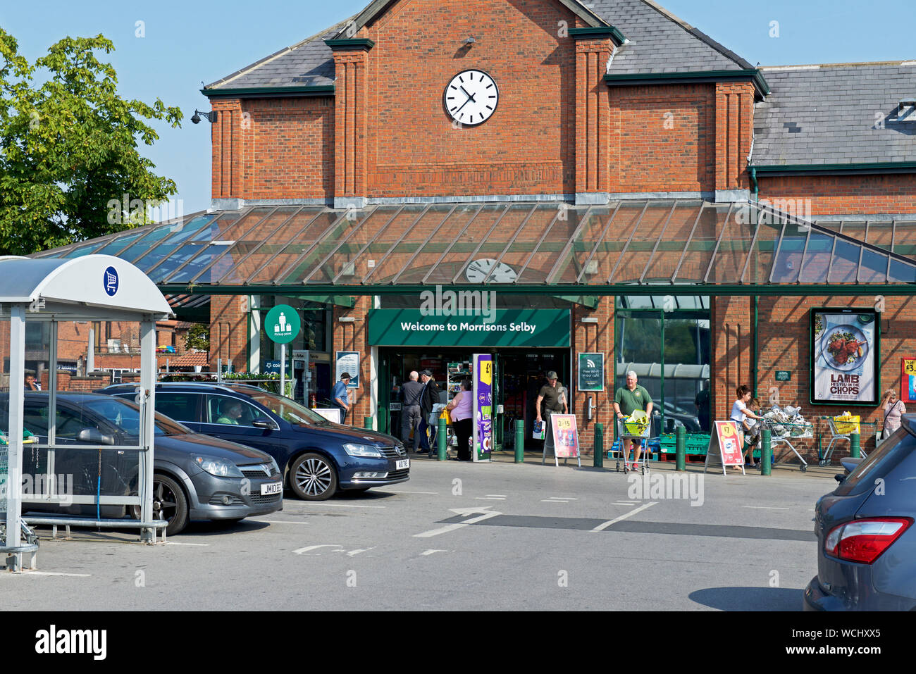 Shoppers morrisons supermarket hi-res stock photography and images - Alamy