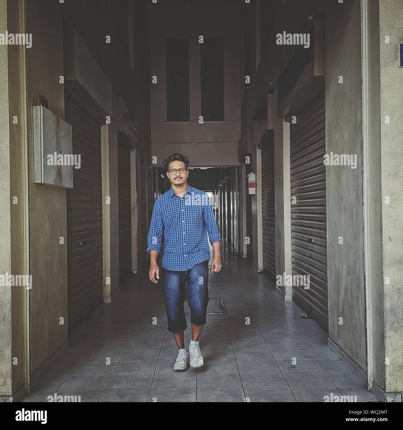 One person shutter shutters hi-res stock photography and images - Alamy