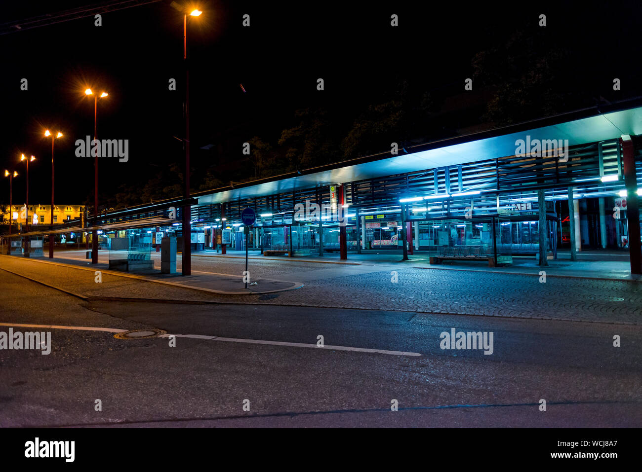 Empty railroad station night architecture hi-res stock photography and ... Empty railroad station night architecture hi-res stock photography and ...