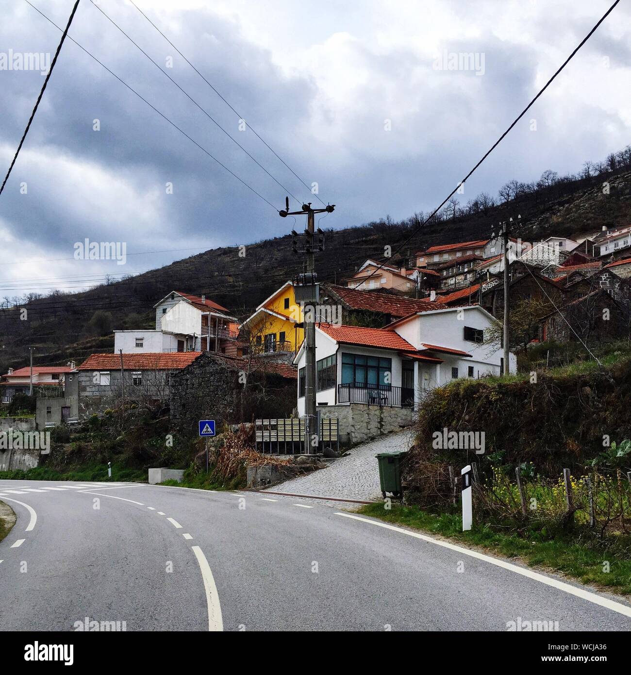 Roadside houses hi-res stock photography and images - Alamy