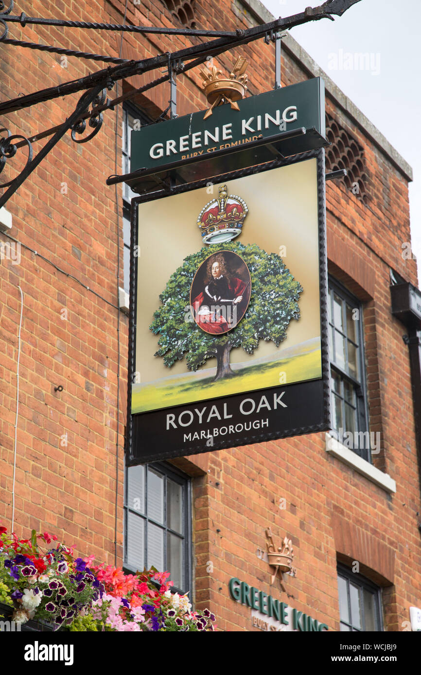 Royal oak pub sign hi-res stock photography and images - Alamy
