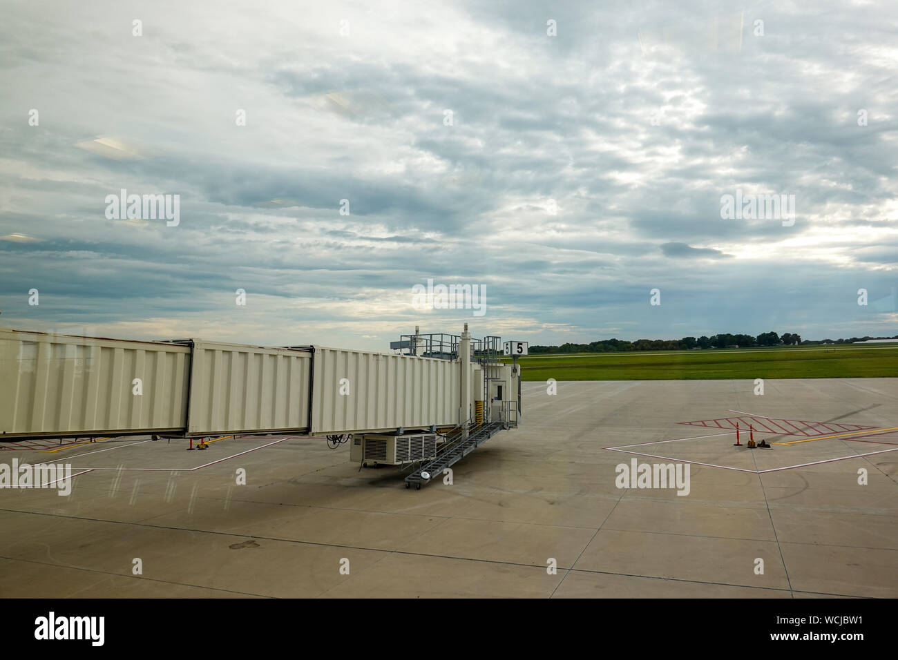 Aircraft Gangway High Resolution Stock Photography and Images - Alamy