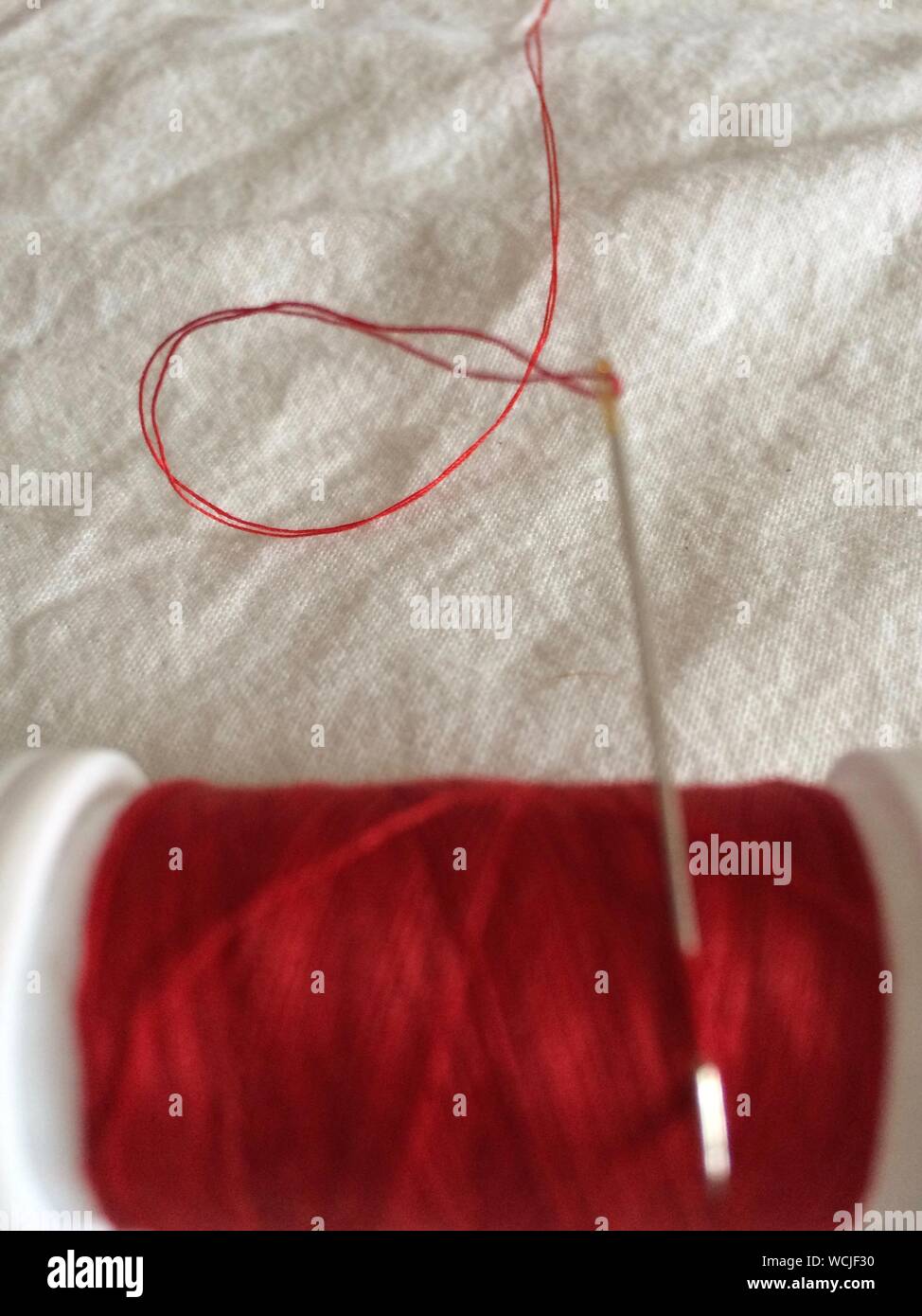 Needle and fabric hi-res stock photography and images - Alamy