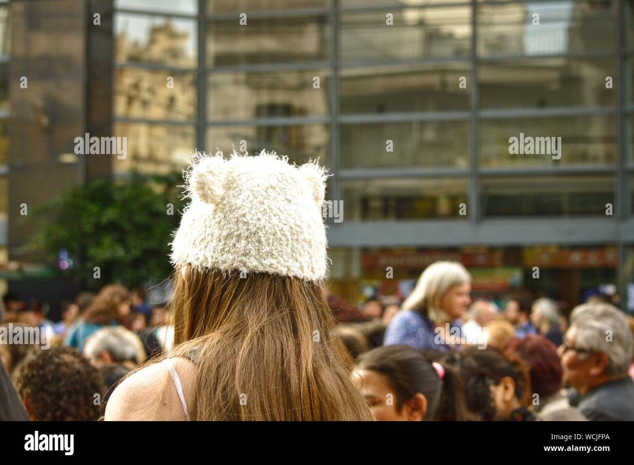 Building crowd hi-res stock photography and images - Alamy