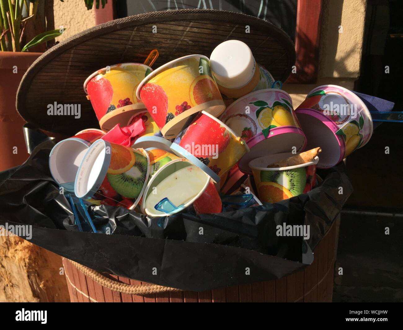 Garbage overflowing hi-res stock photography and images - Alamy Garbage overflowing hi-res stock photography and images - Alamy
