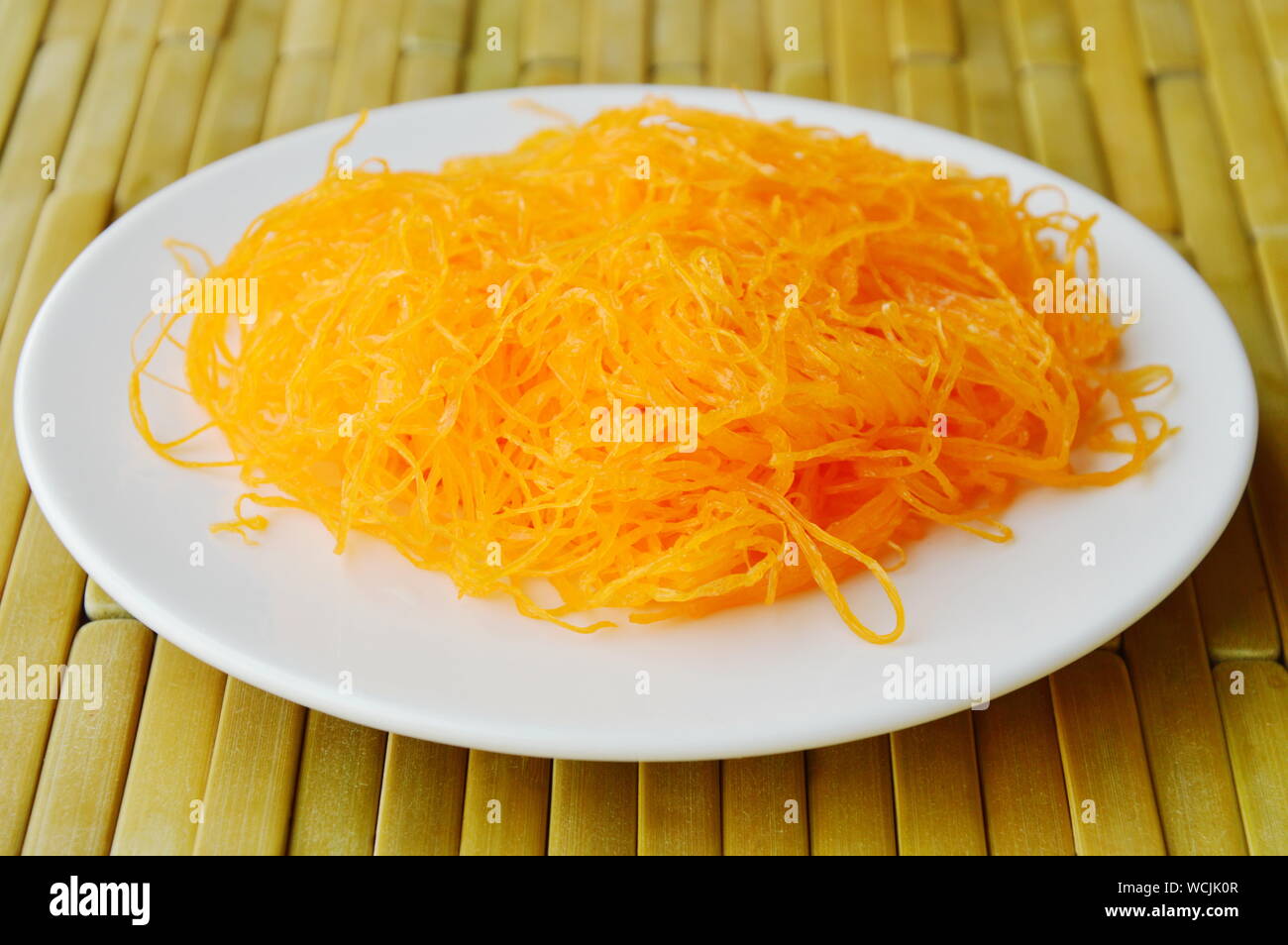 Golden threads thai dessert hi-res stock photography and images - Alamy