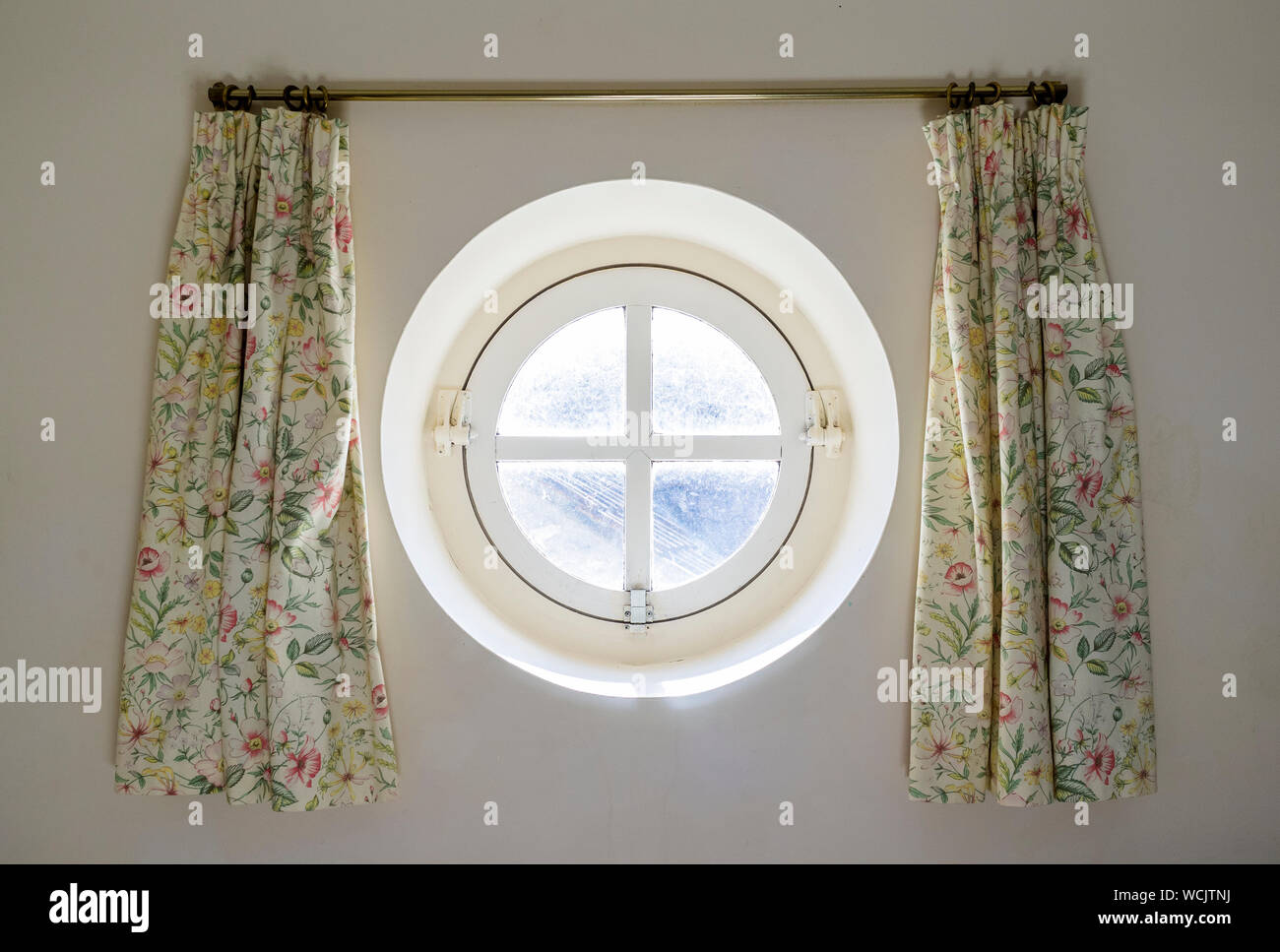 Porthole window hi-res stock photography and images - Alamy