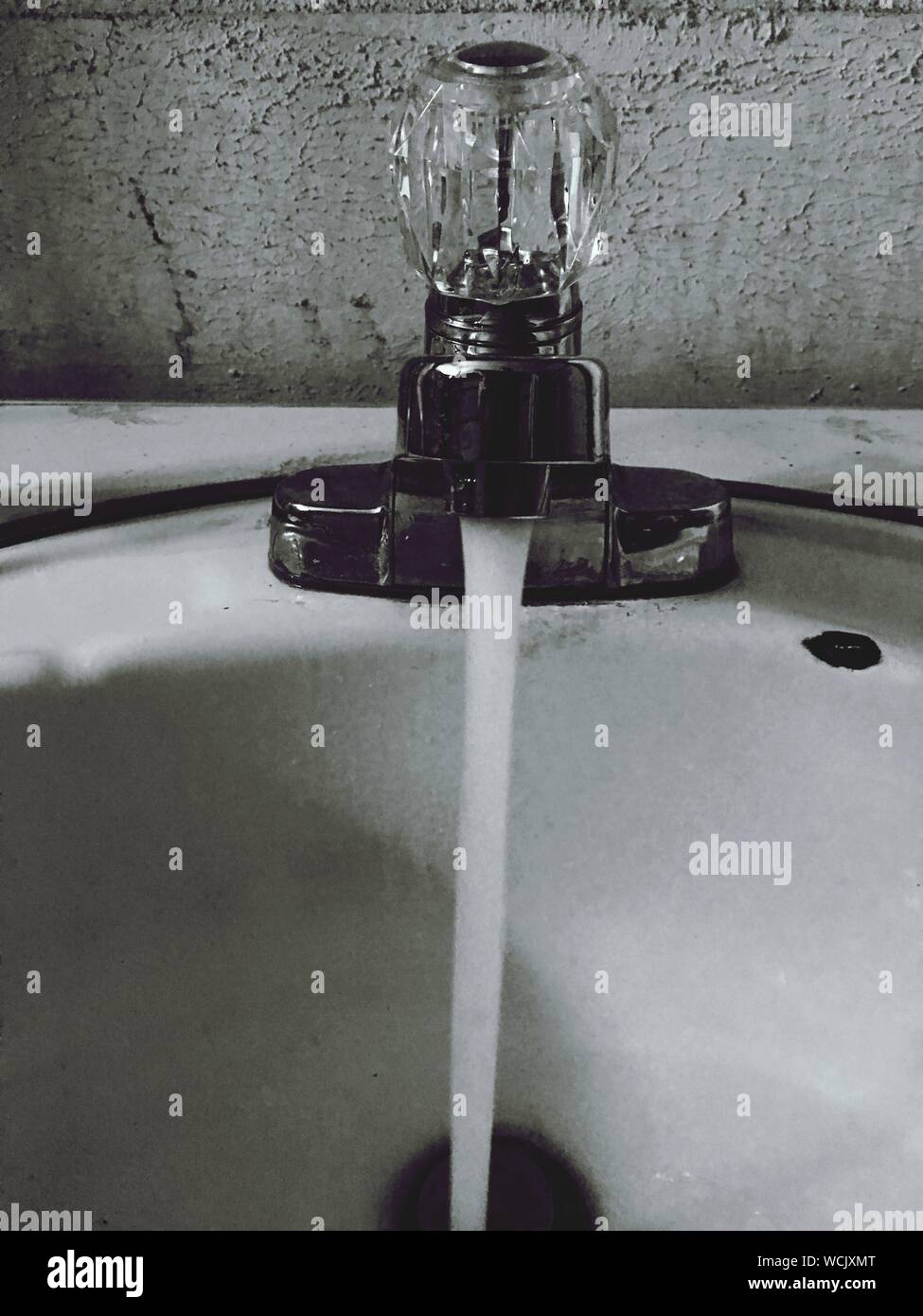 Sink faucet running water hi-res stock photography and images - Alamy