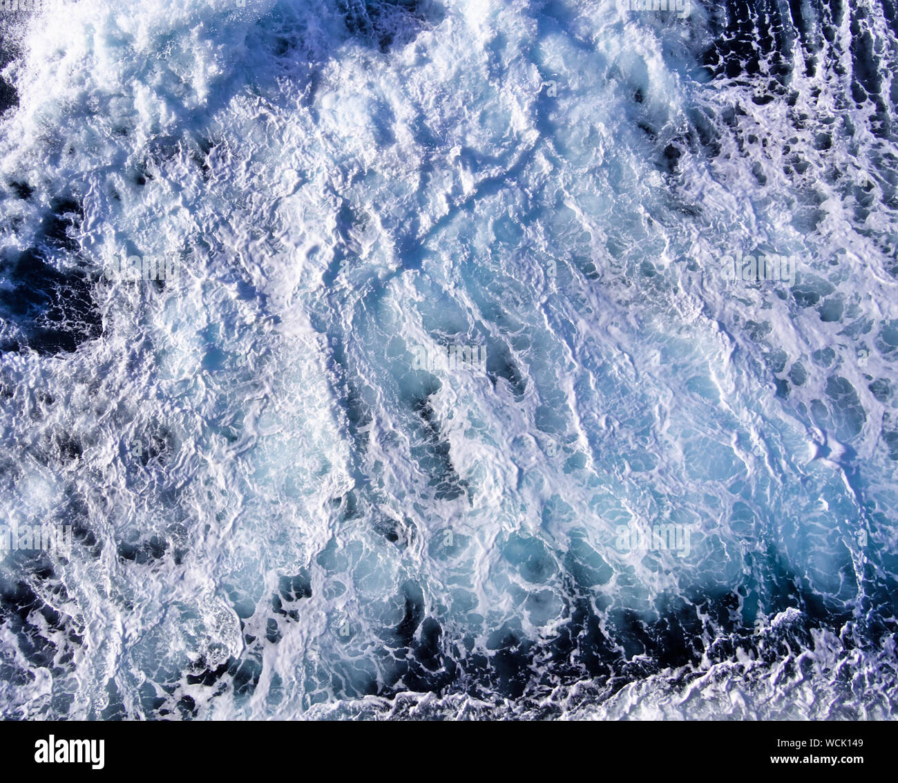 Beautiful moving sea water surface hi-res stock photography and images ...