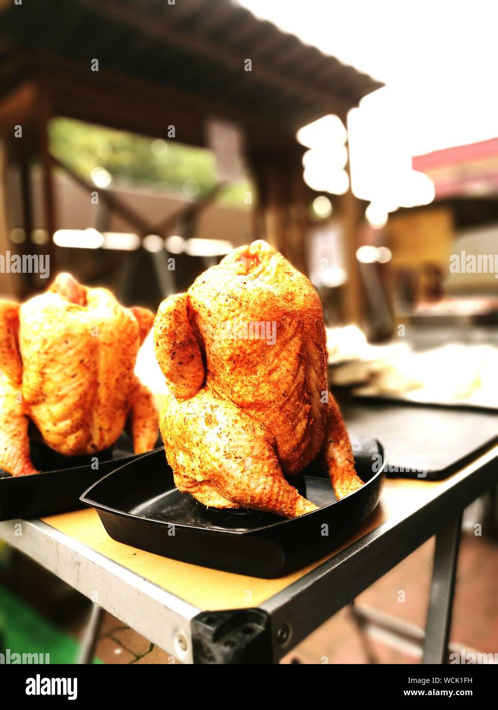 Chicken in trays hi-res stock photography and images - Alamy