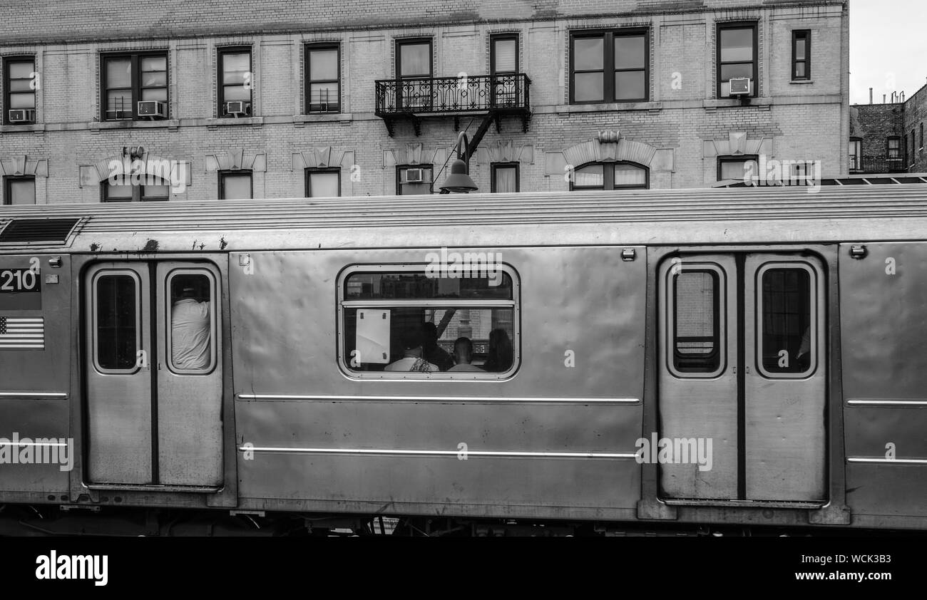 Moving building hi-res stock photography and images - Alamy