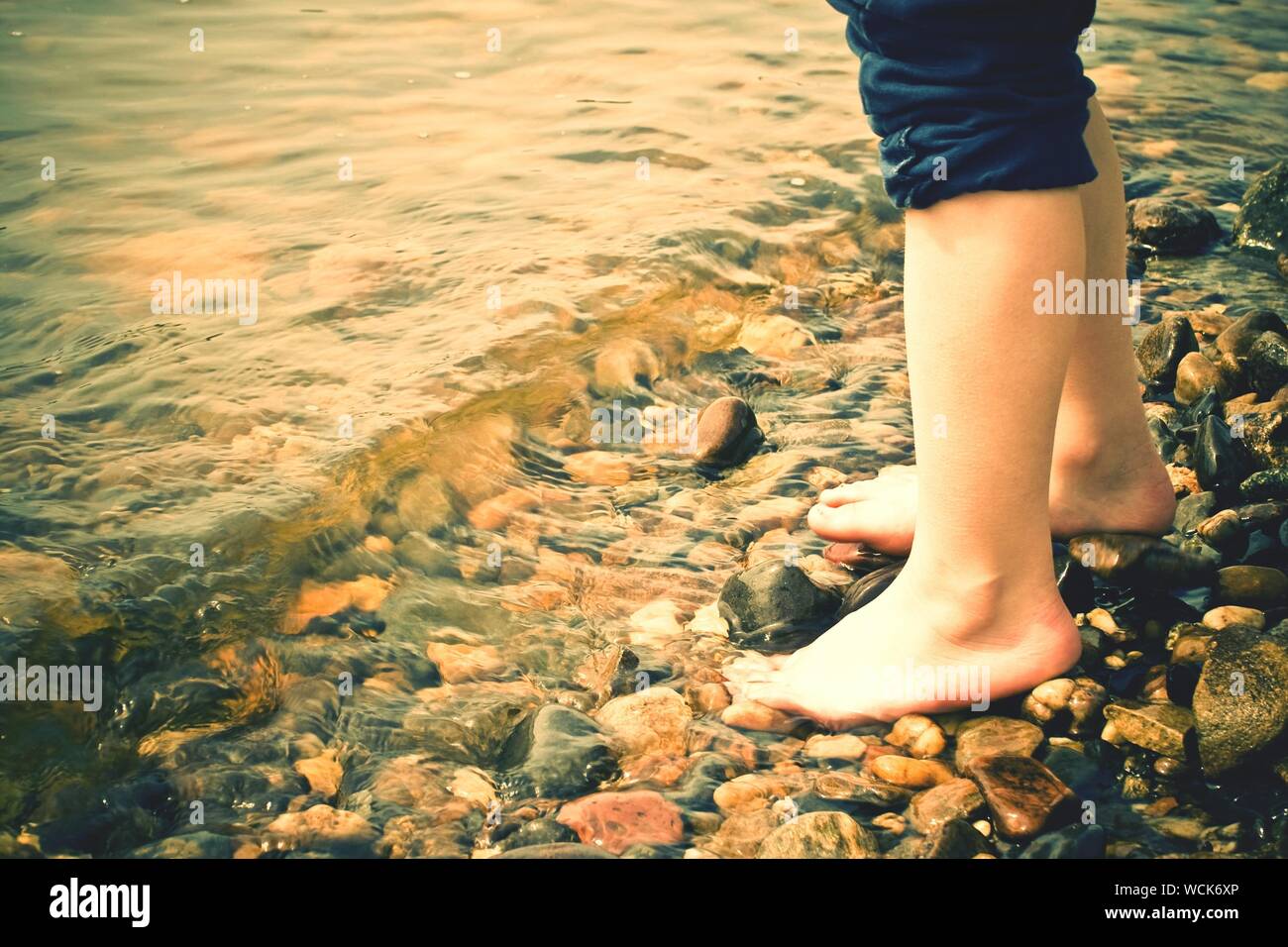Pebbles river hi-res stock photography and images - Alamy