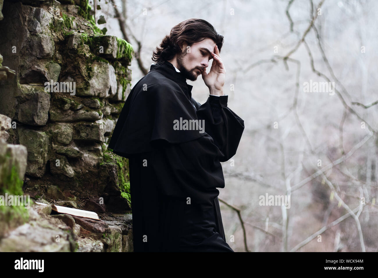 Medieval period costume hi-res stock photography and images - Alamy