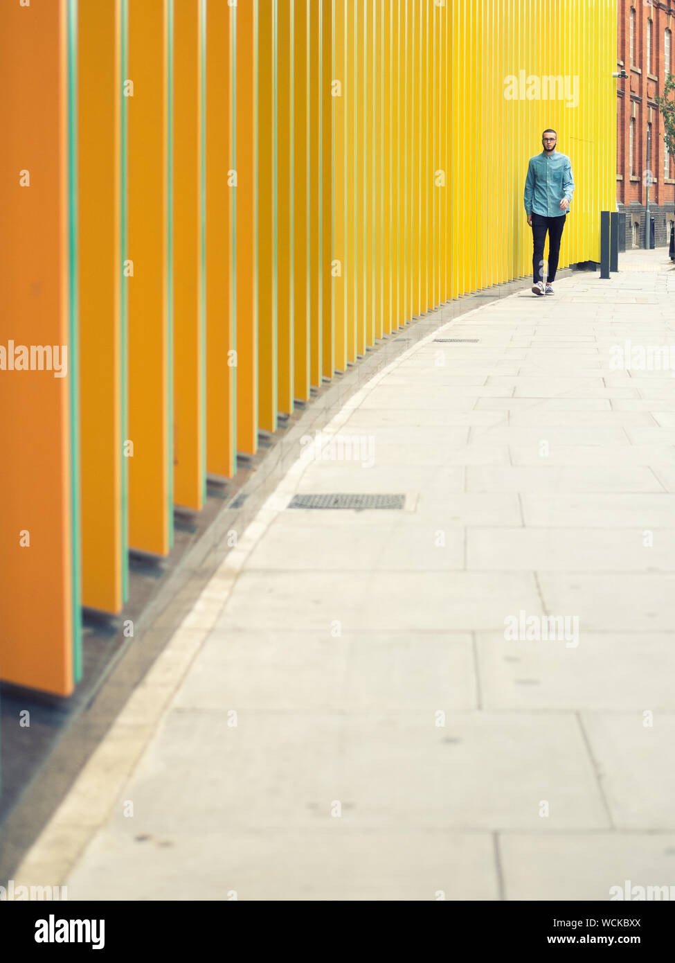 Modern footpath hi-res stock photography and images - Alamy