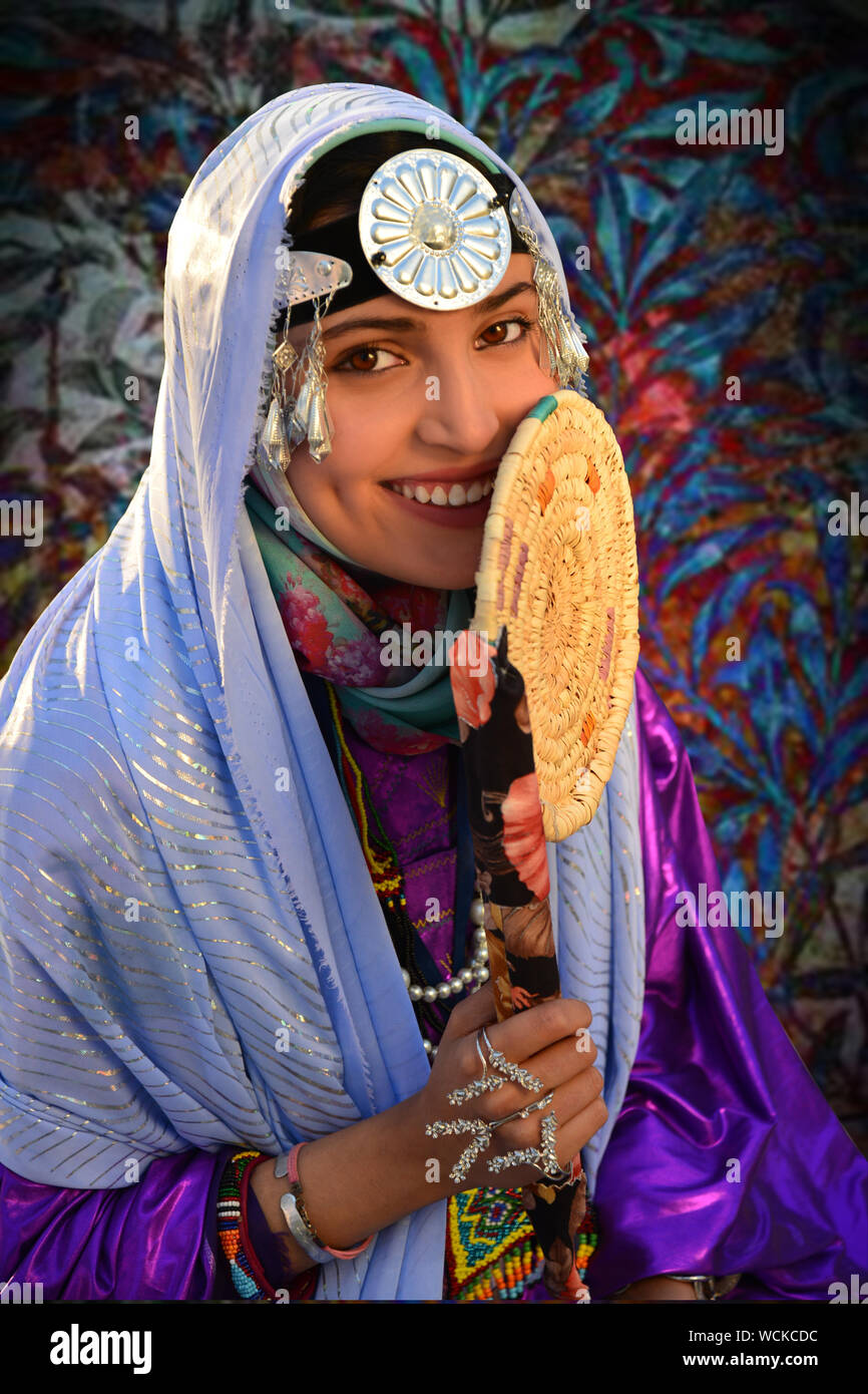 Indian hand holding fan indian hi-res stock photography and images - Alamy
