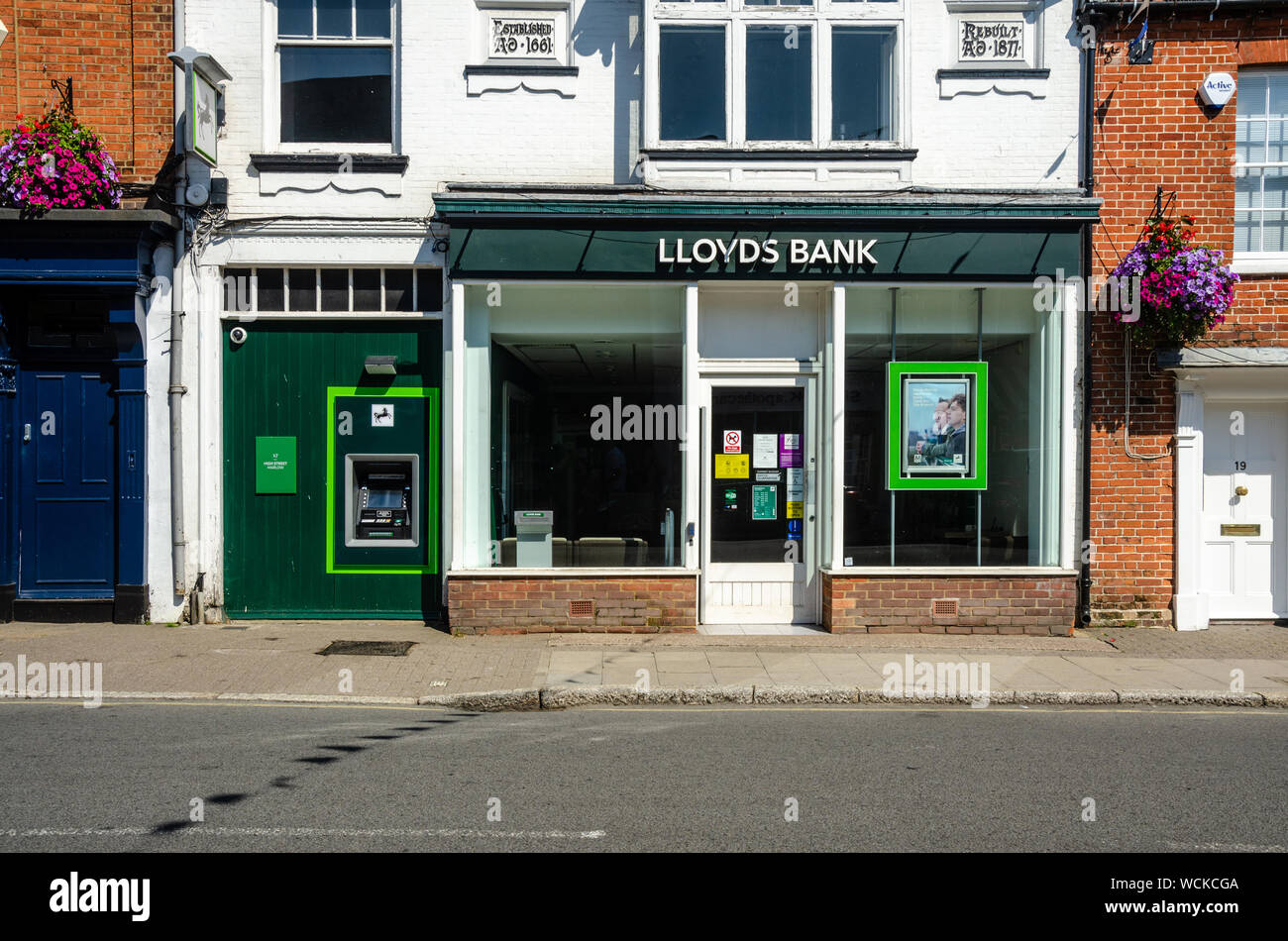 Bank shop front uk hi-res stock photography and images - Alamy