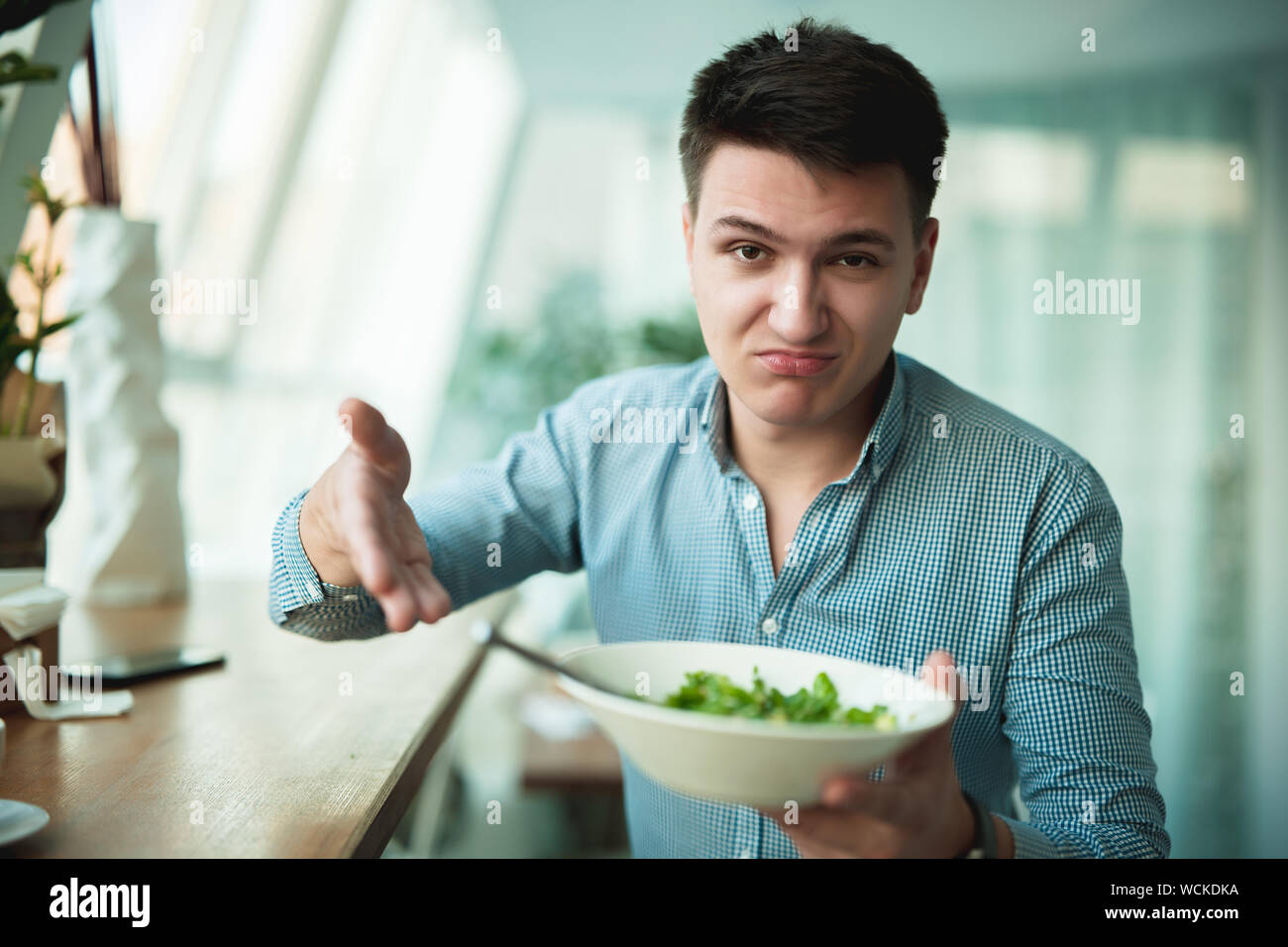 Waiter bad service hi-res stock photography and images - Alamy