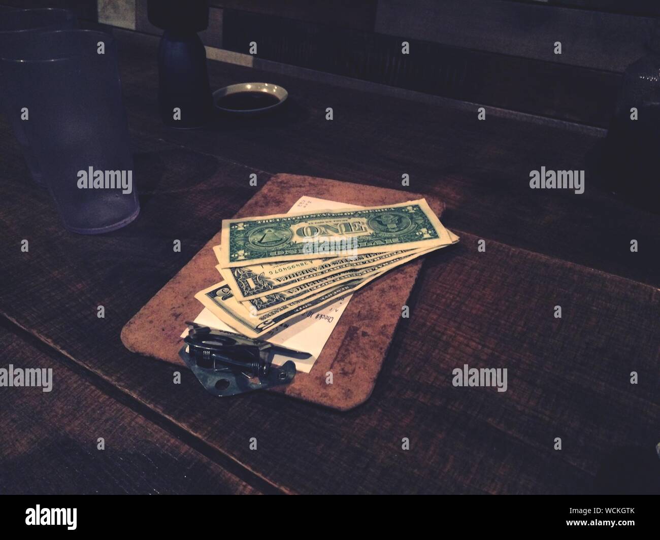 Restaurant tip table hi-res stock photography and images - Alamy