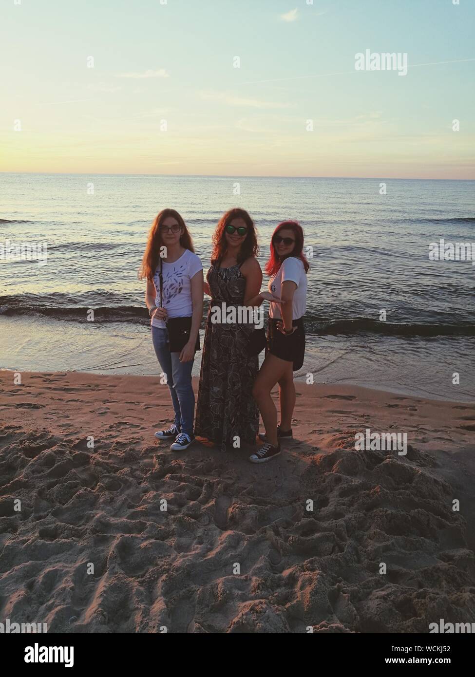 Female friends beach sunset hi-res stock photography and images - Alamy