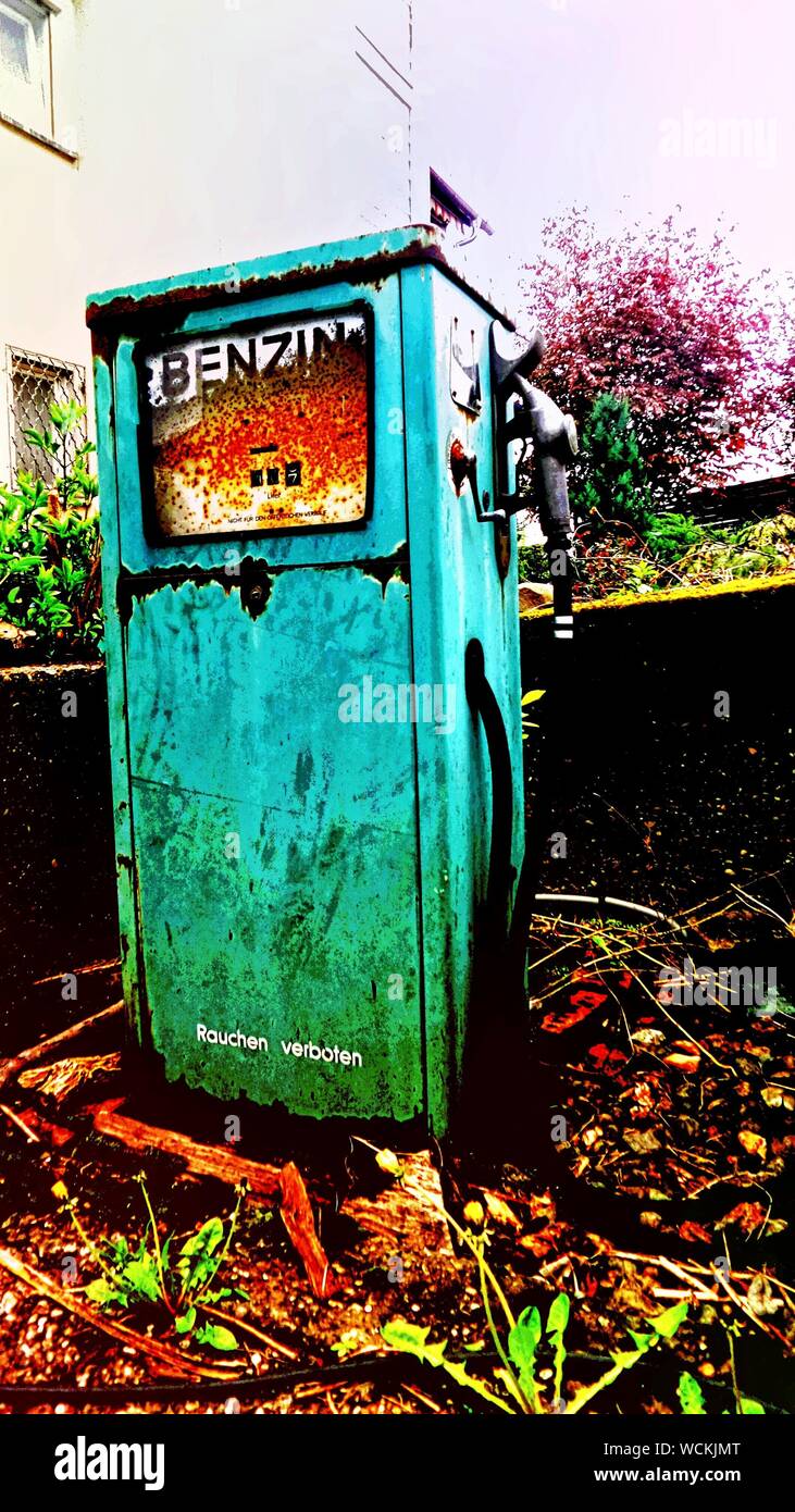 Rusty old oil pump hi-res stock photography and images - Alamy