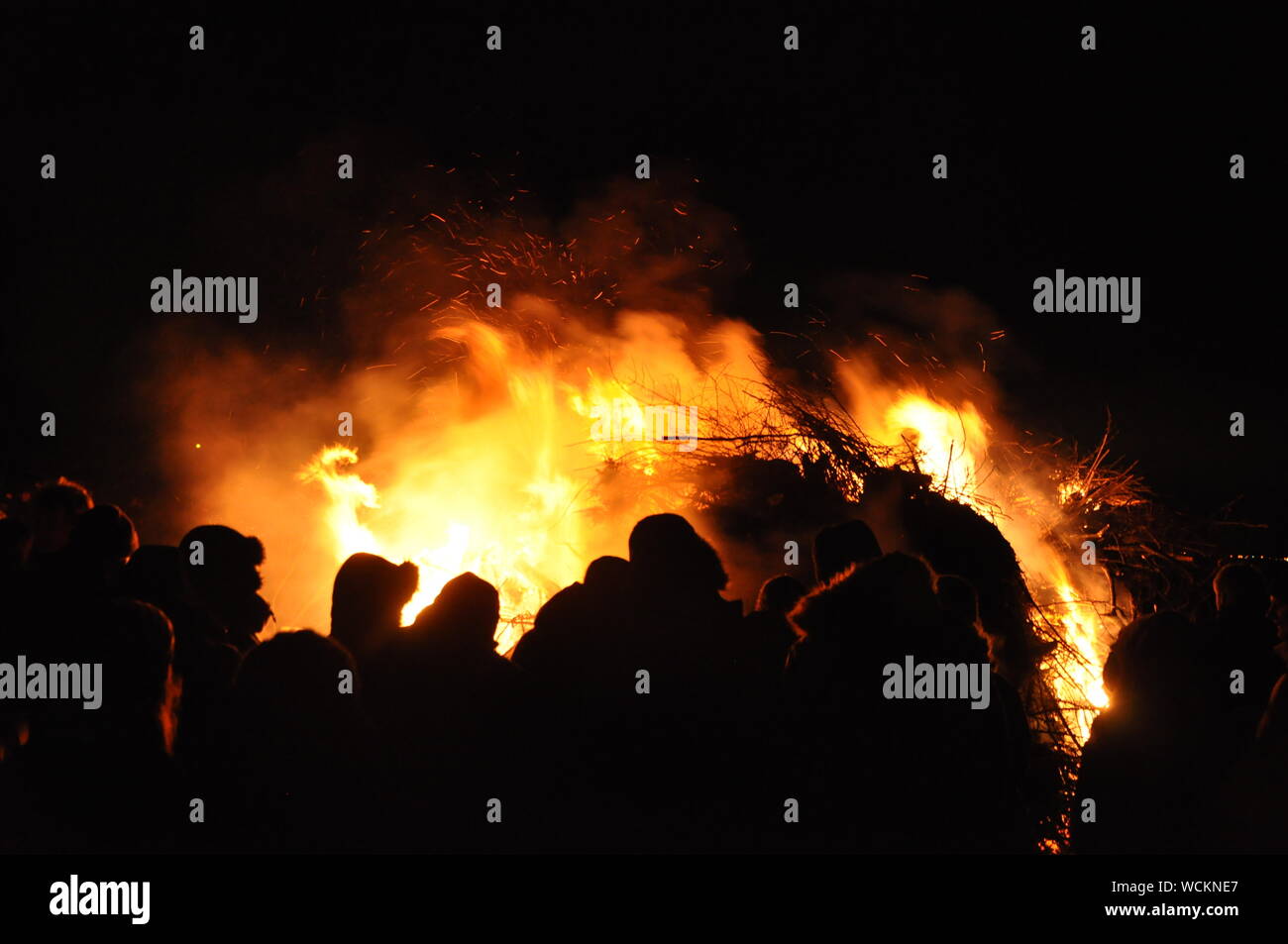 Crowd bonfire hi-res stock photography and images - Alamy