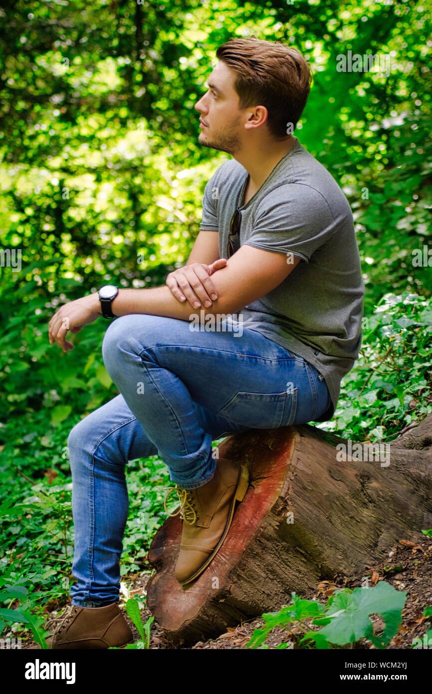 Man sitting on tree stump hi-res stock photography and images - Alamy