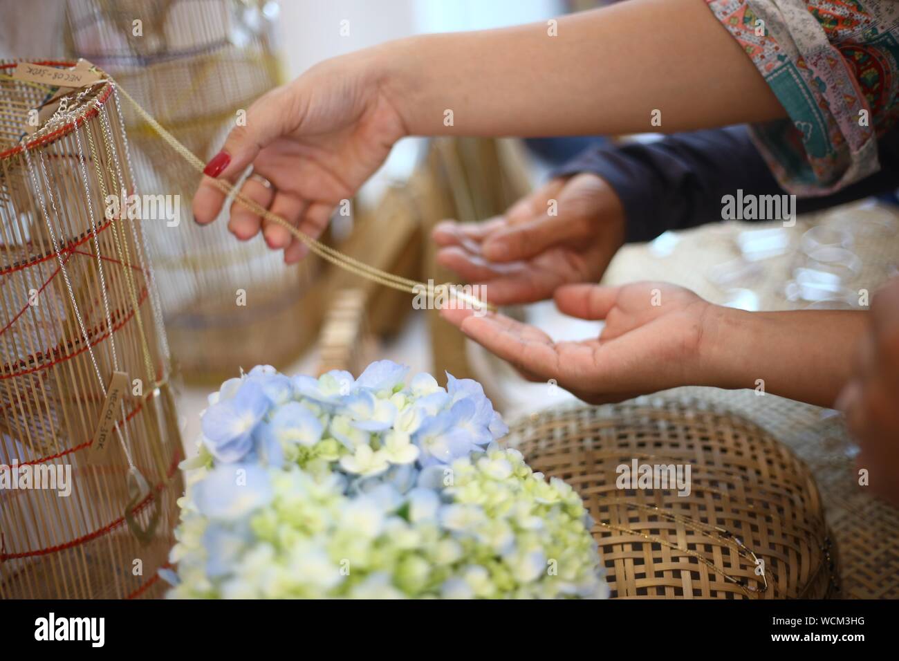 Human chain holding hands hi-res stock photography and images - Alamy