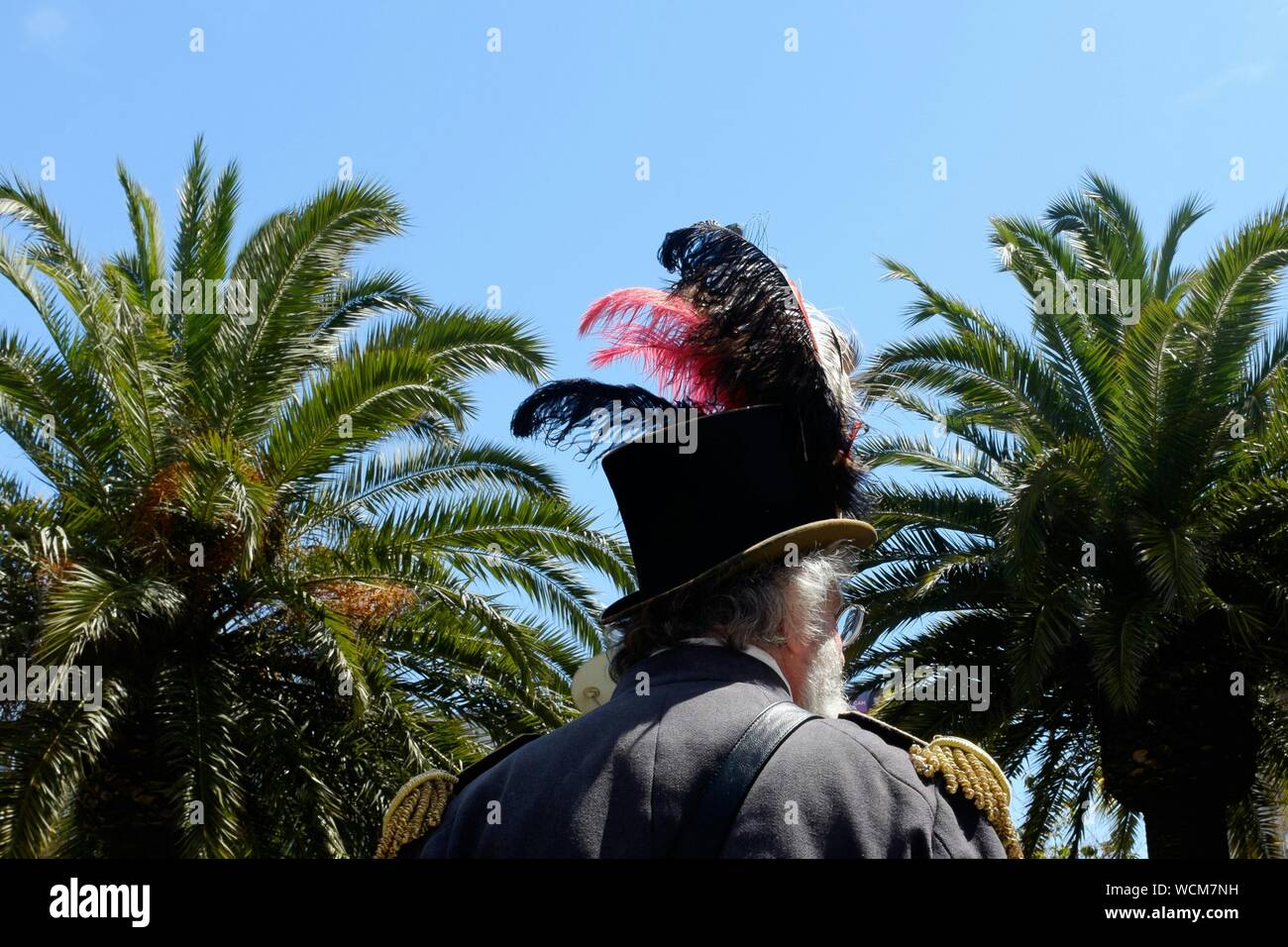 Men wearing feathers hi-res stock photography and images - Alamy