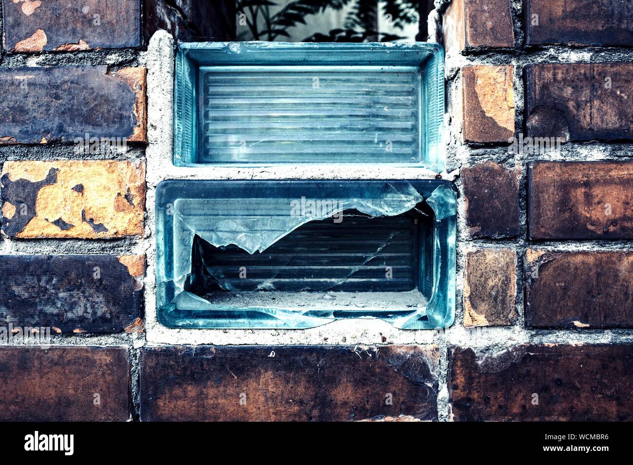 Day exterior broken glass hi-res stock photography and images - Alamy