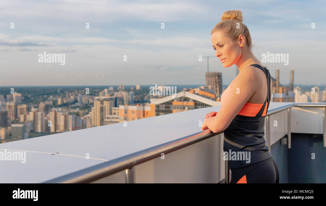 Rooftop girl hi-res stock photography and images - Alamy