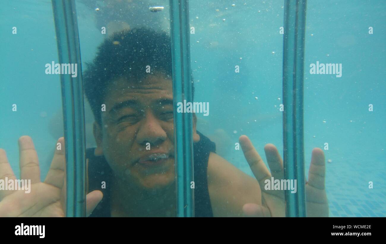 Man swimming underwater in swimming hi-res stock photography and images ...