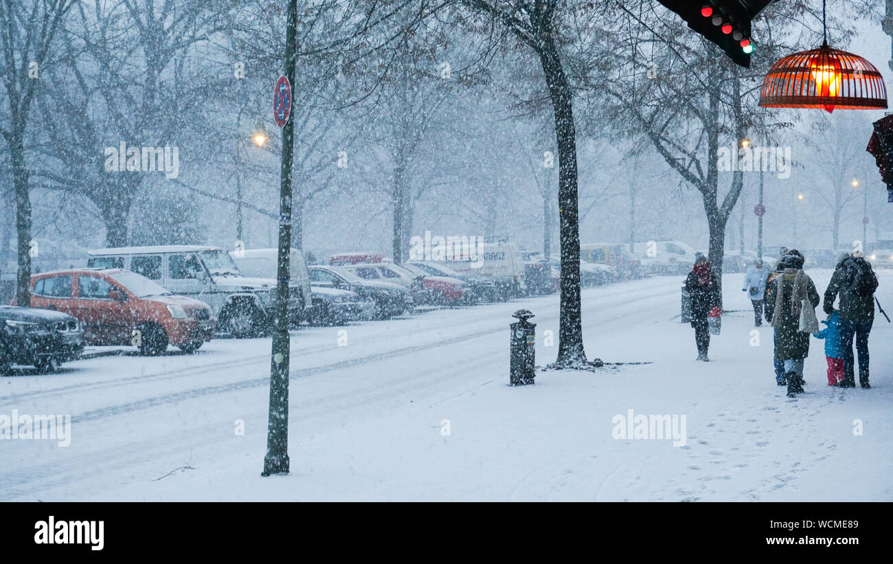 Snow city street hi-res stock photography and images - Alamy