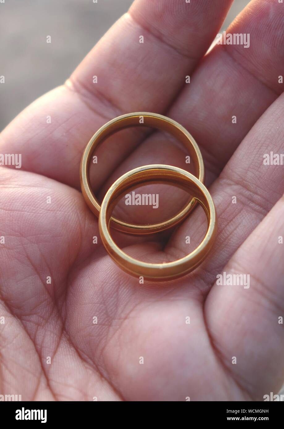Gold rings hi-res stock photography and images - Alamy