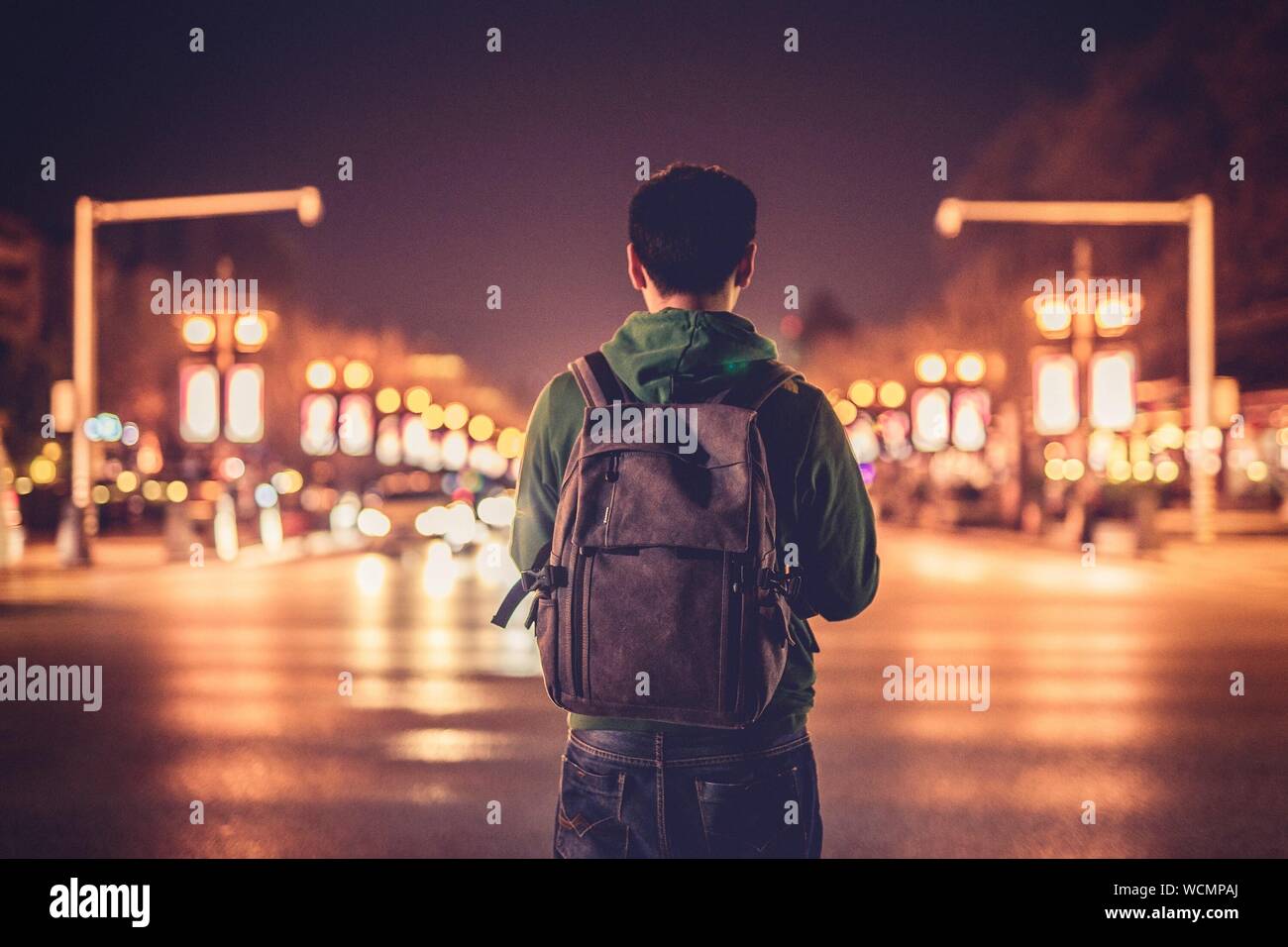 Person street city back night hi-res stock photography and images - Alamy