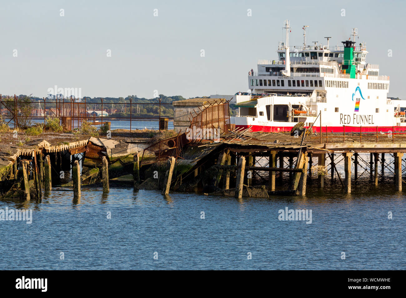 Southampton royal pier hi-res stock photography and images - Alamy