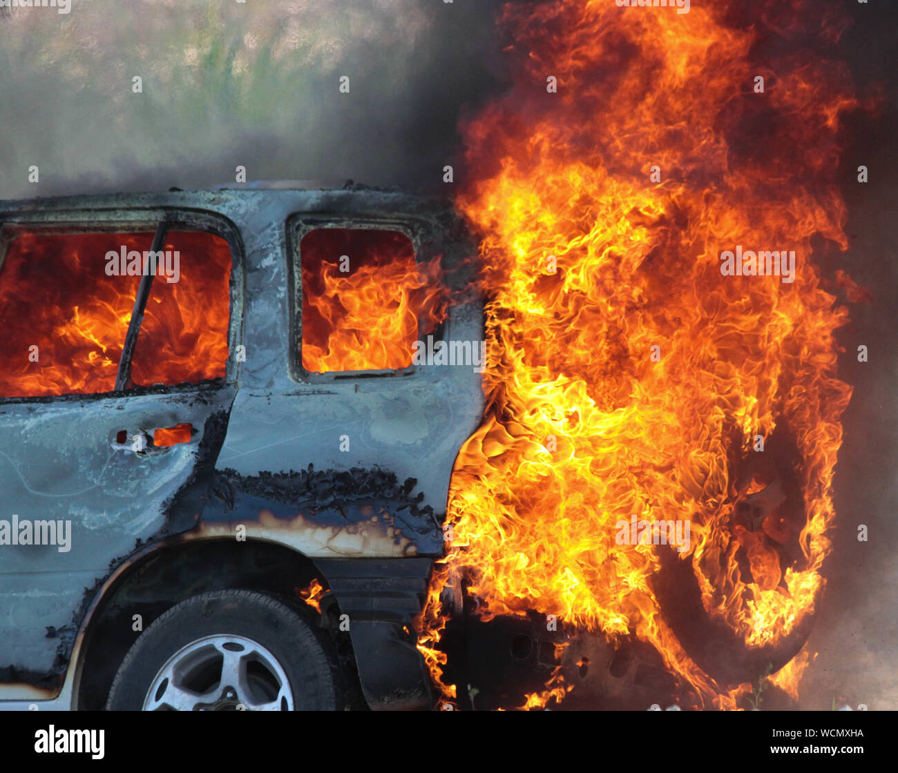 Burning car hi-res stock photography and images - Alamy