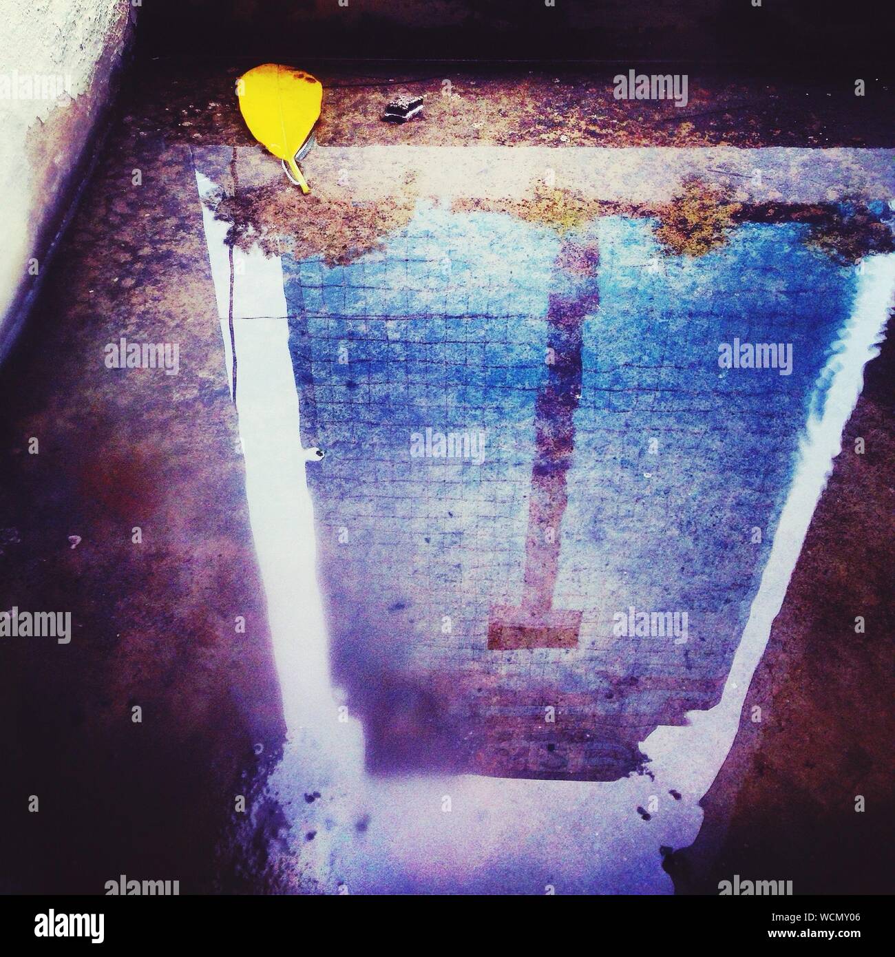 Abandoned outdoors swimming pool hi-res stock photography and images ...