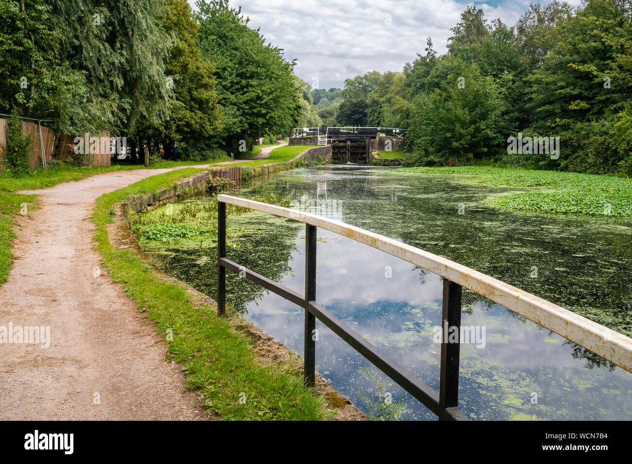Leeds liverpool canal hi-res stock photography and images - Alamy