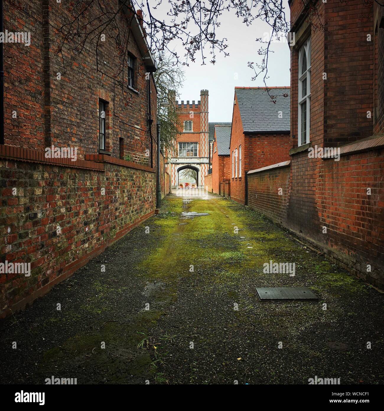 Road with brick buildings hi-res stock photography and images - Alamy